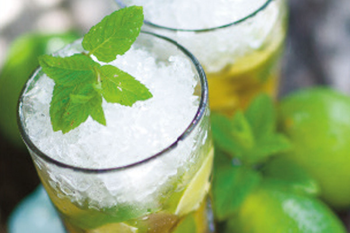 Crushed Ice perfect in cocktails, mocktails and smoothies - Elite Ice